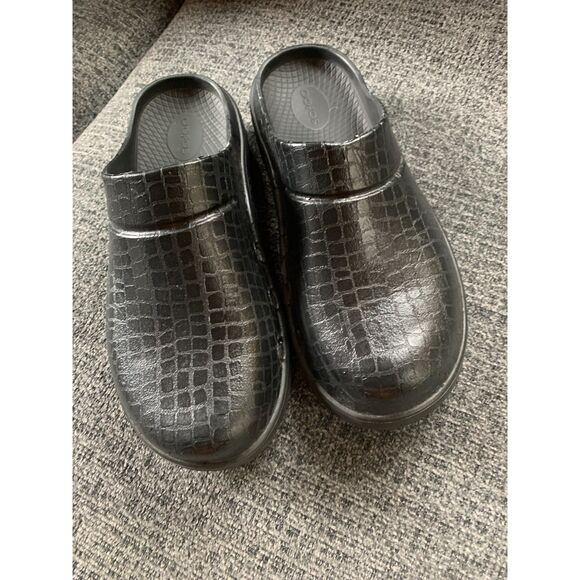 OOFOS | Shoes | Oofos Lightweight Clogs Black Faux Snakeskin M9 | Poshmark